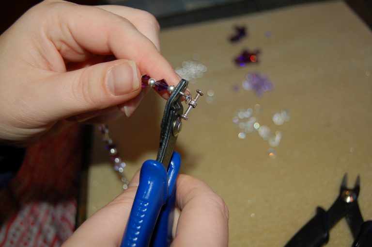 How to make a beaded bracelet - Frugal Gift Giving